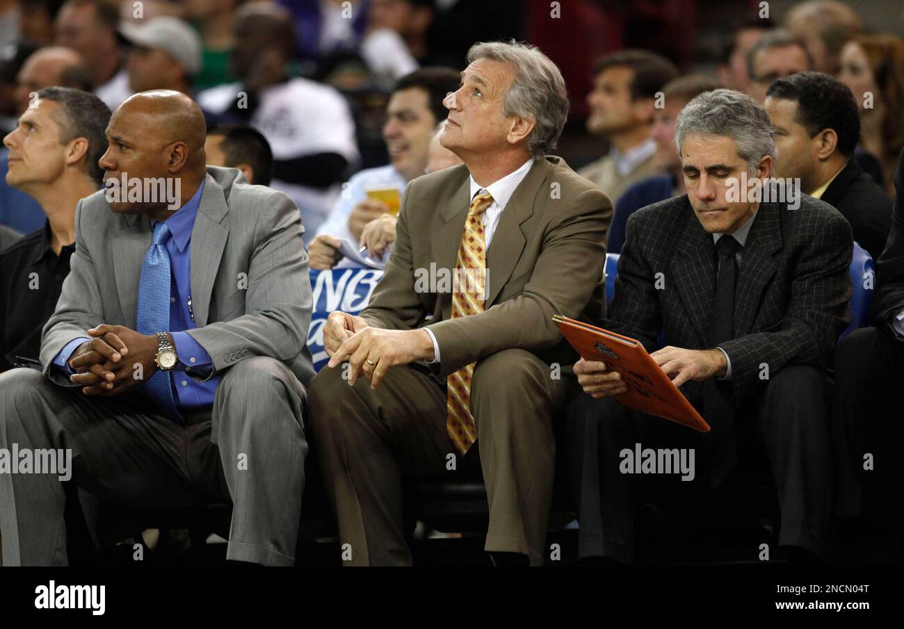 Sacramento Kings head coach Paul Westphal, center, looks up a the ...