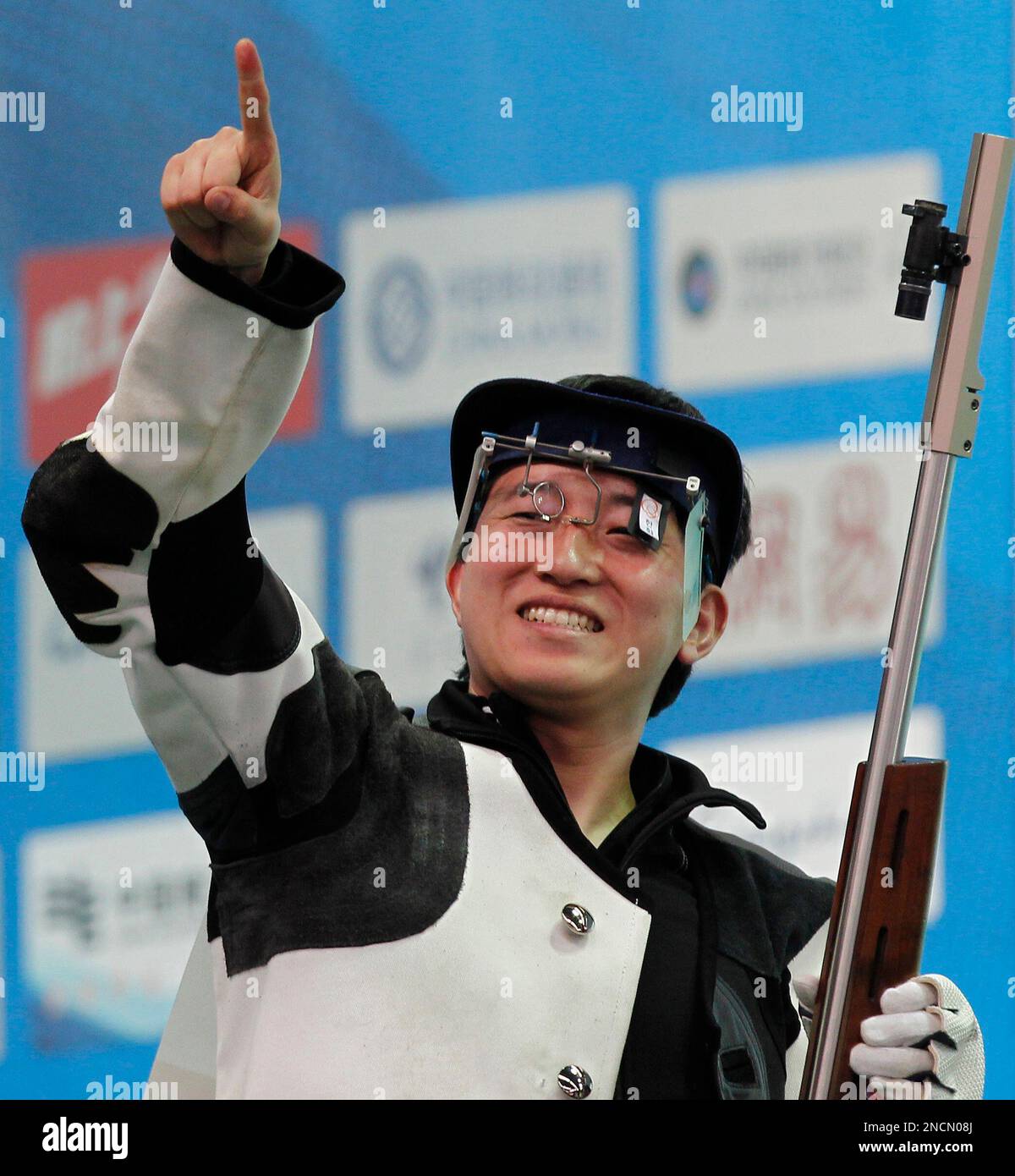 Han Jin-seop of South Korea celebrates after winning the men's 50 ...