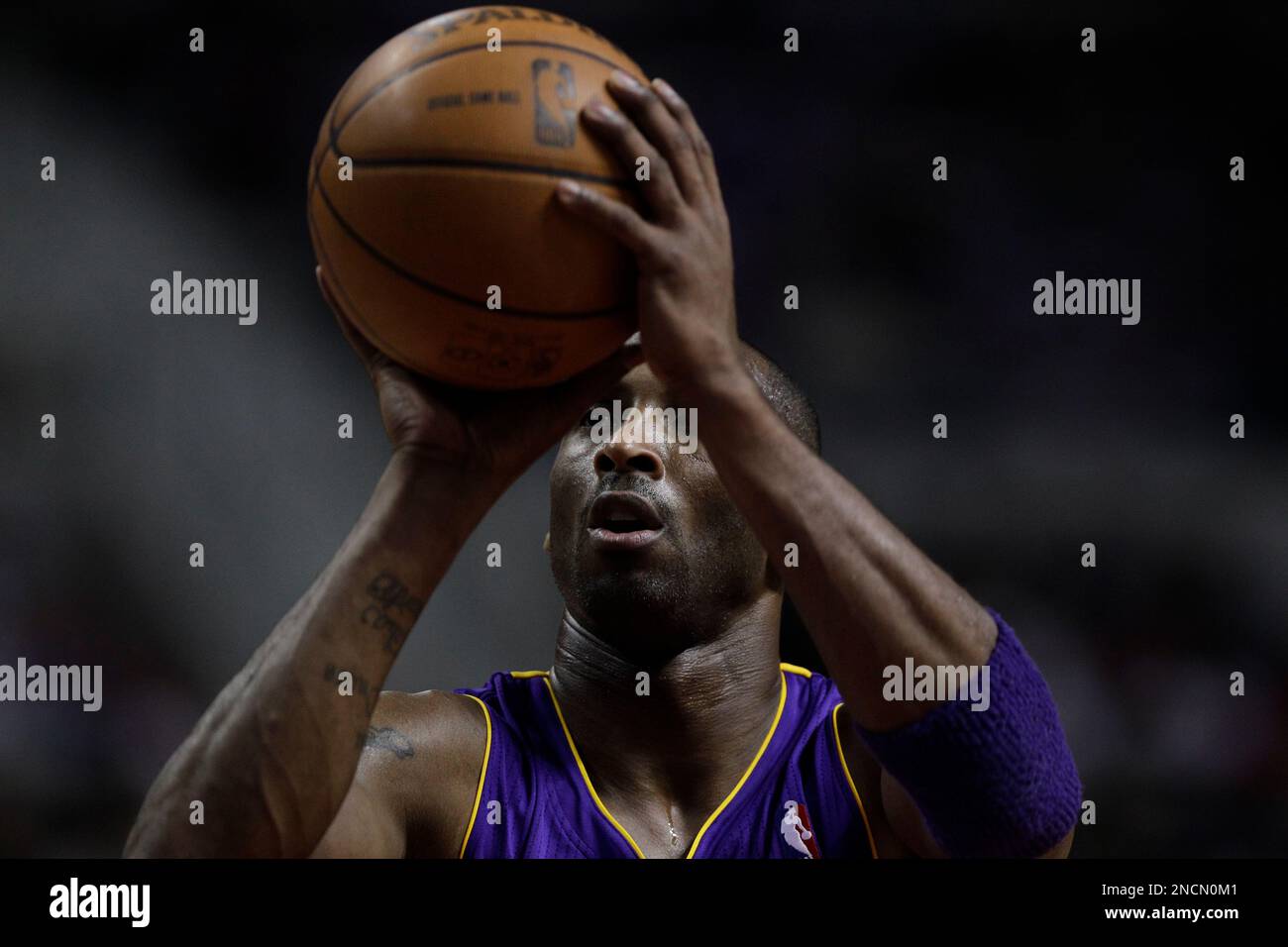 Los Angeles Lakers shooting guard Kobe Bryant (24) shoots against the ...