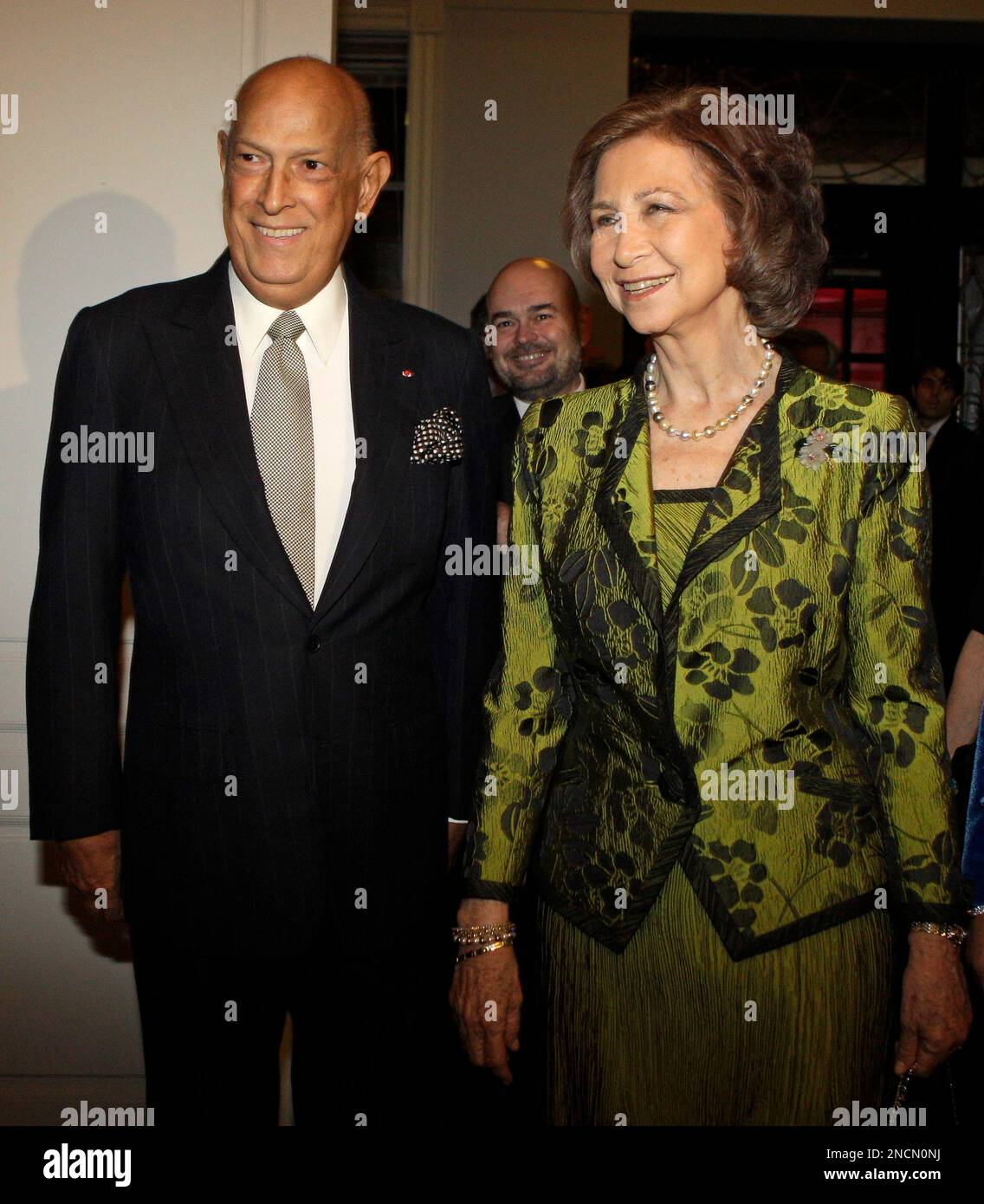 Clothing designer Oscar de la Renta, left, poses for a photograph with ...