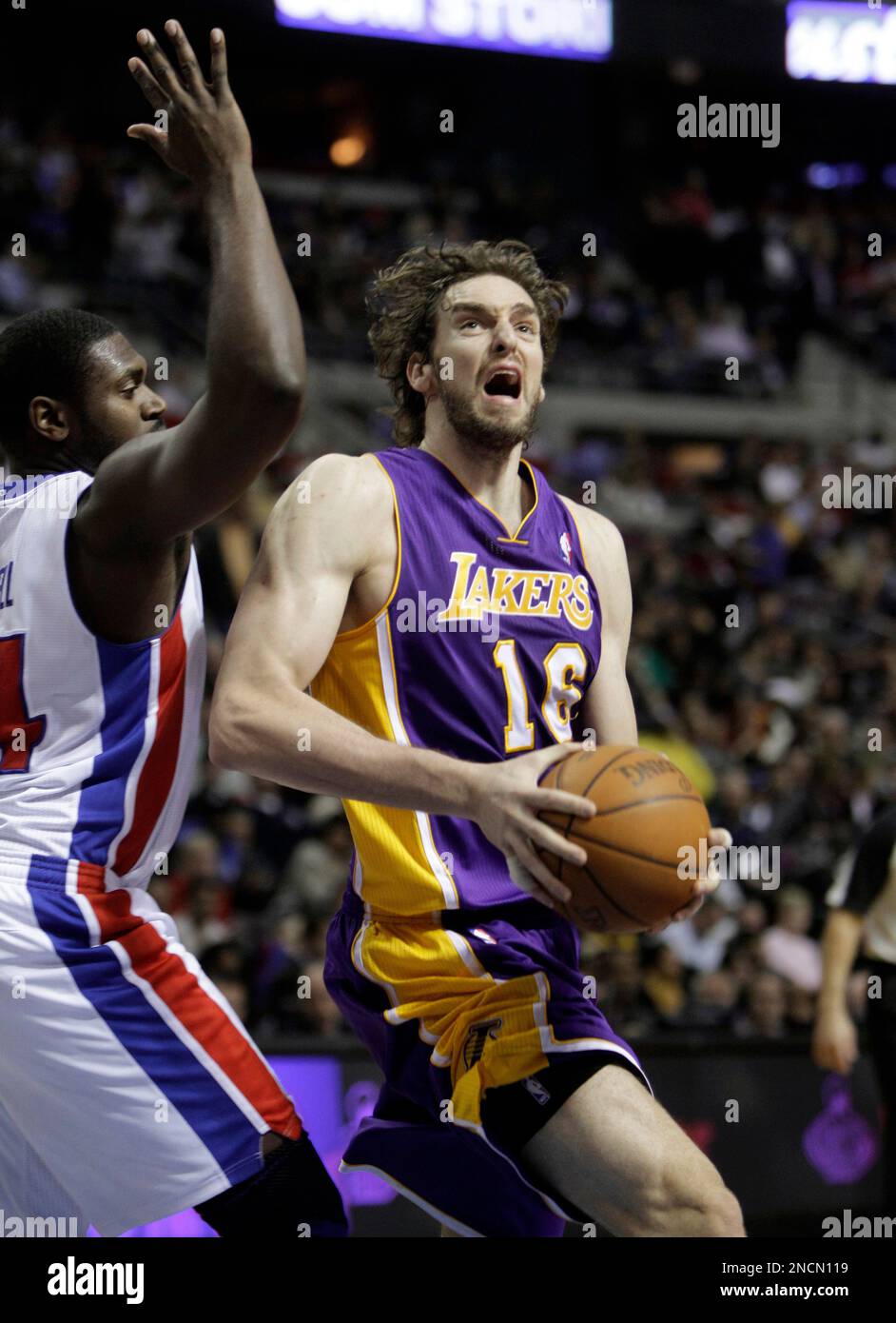 Los Angeles Lakers forward Pau Gasol (16) drives on Detroit Pistons ...