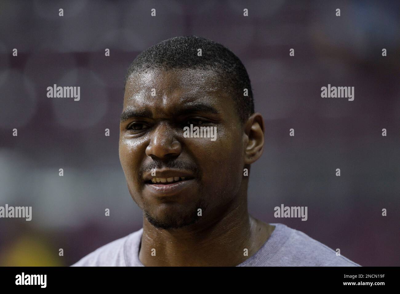 Los Angeles Lakers center Andrew Bynum (17) works out during pregame ...