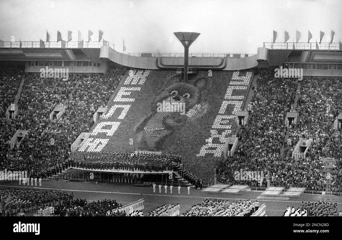 Card-bearing Soviets form image of Misha, the Russian bear mascot of ...
