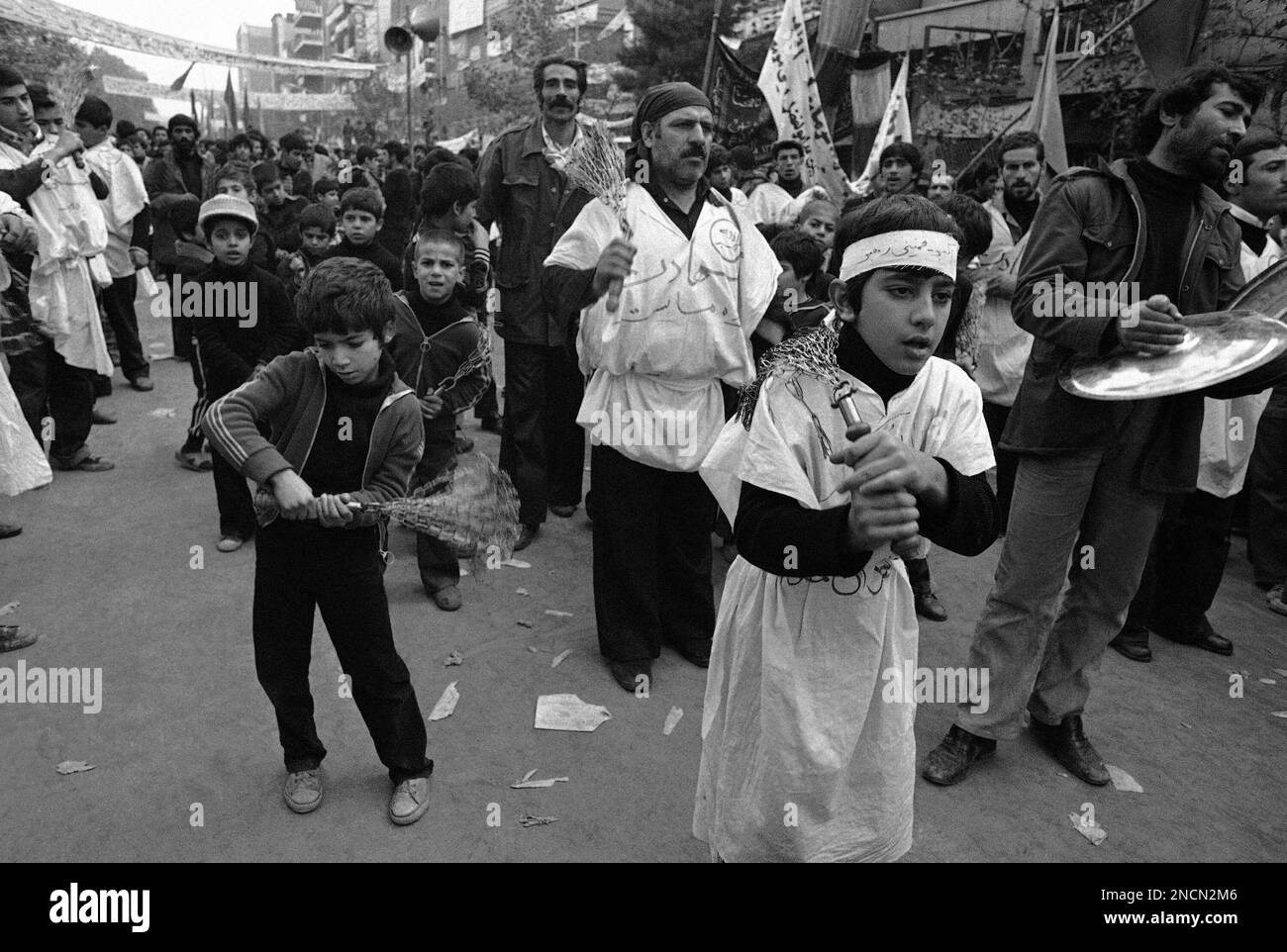 Young Iranians scourge themselves with chains during huge march in ...