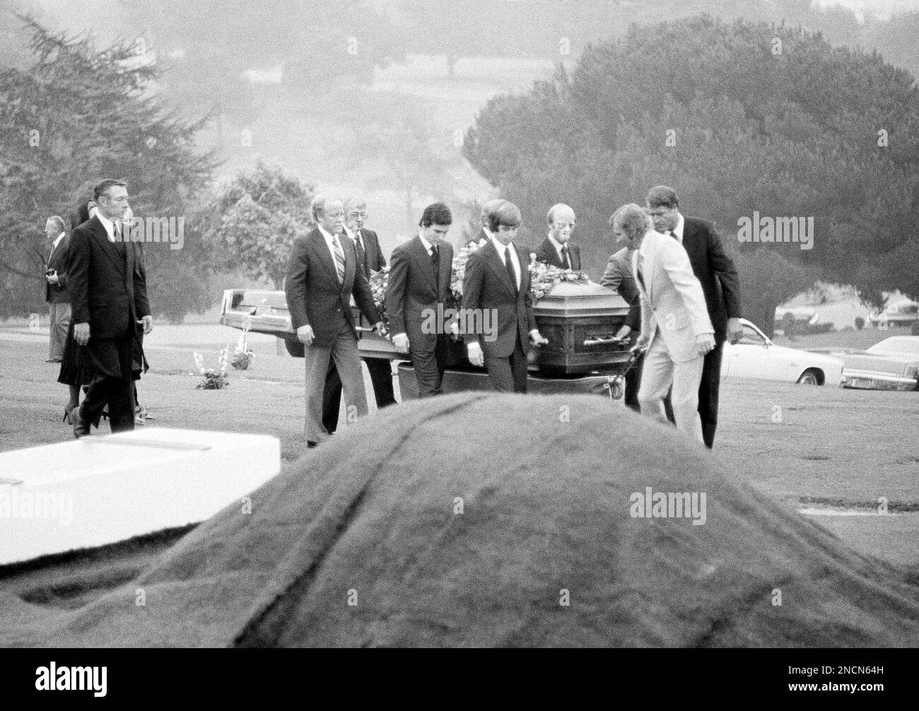 Bing Crosby Casket Funeral David Bowie Y Bing Crosby: Paz En La Tierra