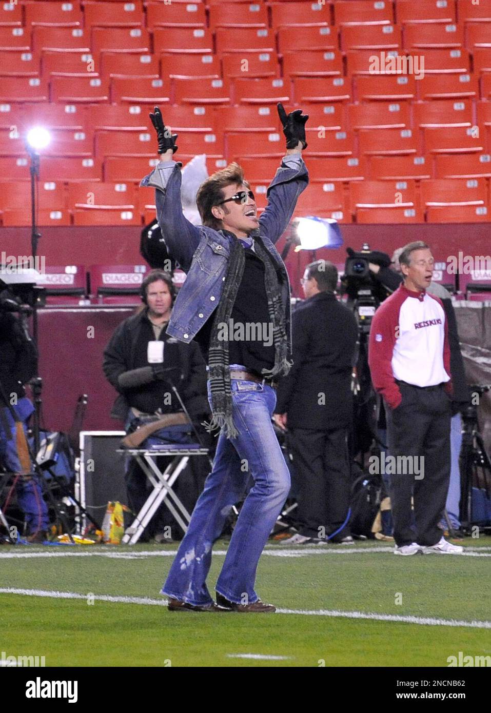 Entertainer Billy Ray Cyrus after throwing a pass before the start of ...