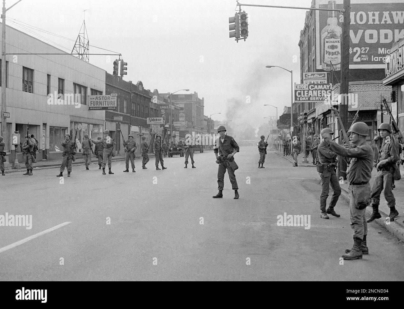 National Guardsmen with machine guns and rifles block off 12th Street ...