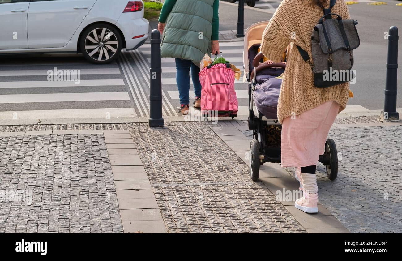 Father daughter crossing road hi-res stock photography and images - Alamy