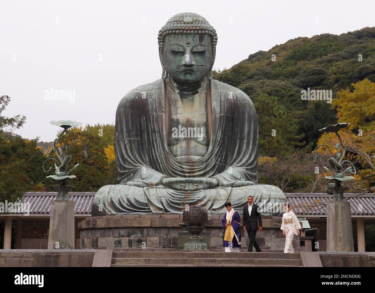 President Barack Obama visits the Great Buddha of Kamakura with Michiko ...