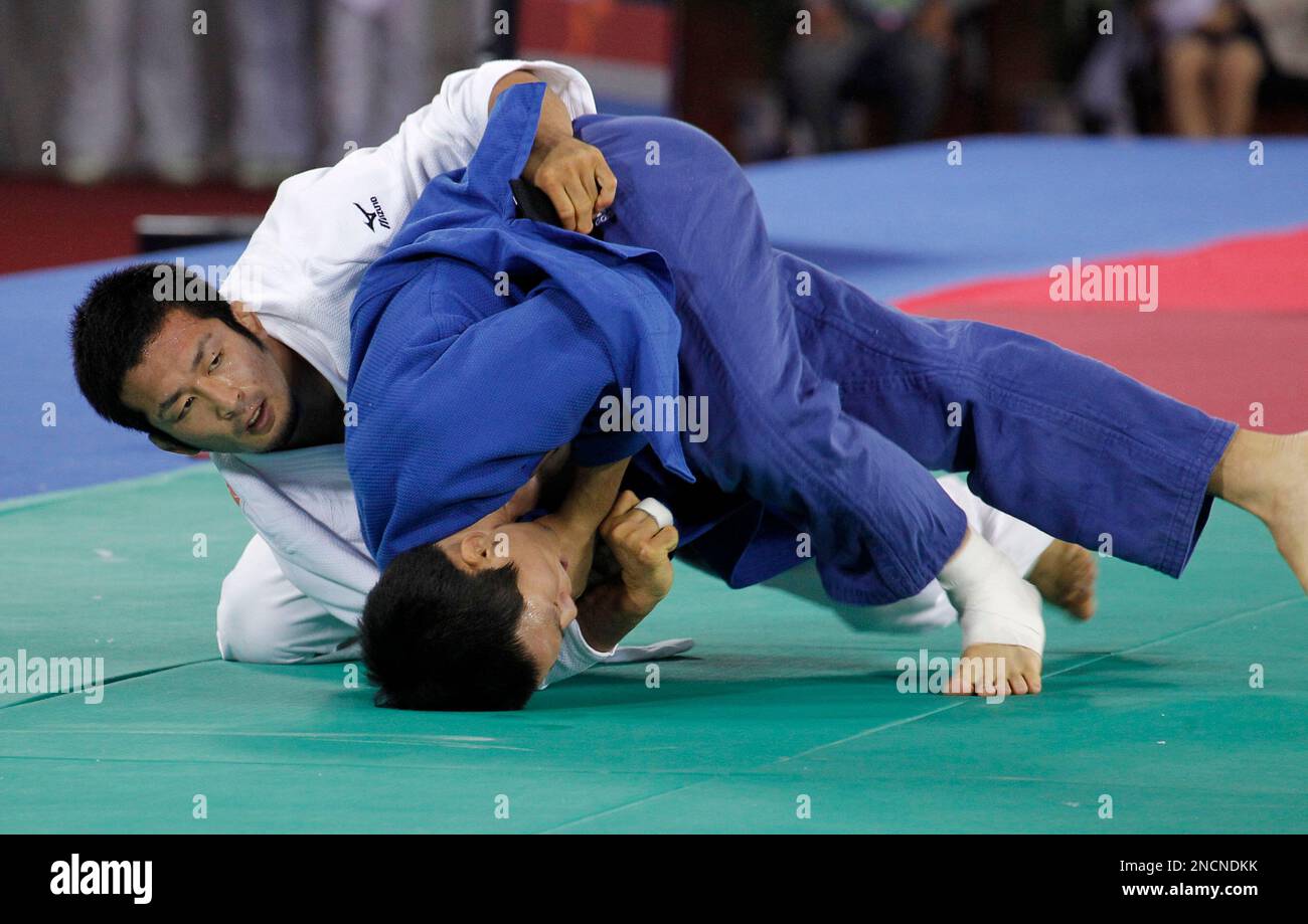 Hiroyuki Akimoto of Japan, top, and Ki Chun Wang of Republic of Korea ...
