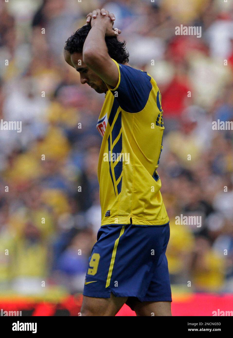 America's Enrique Esqueda reacts after failing to score against Pumas ...
