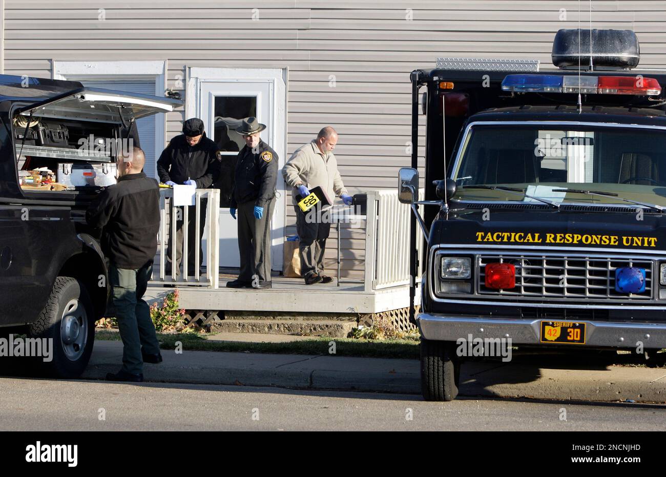 Knox County Sheriff's deputies and investigators from the Bureau of ...