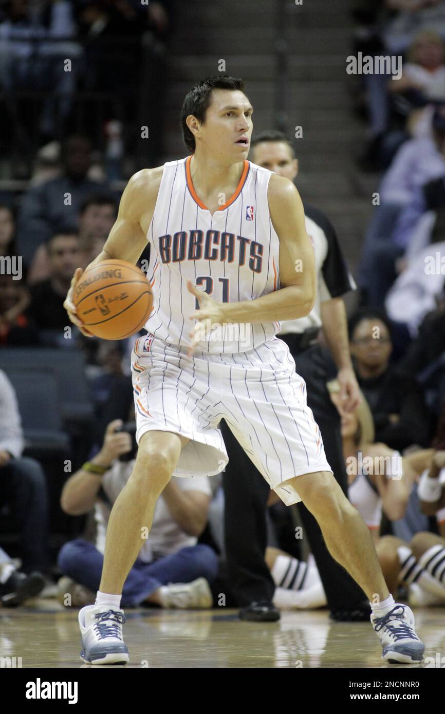 Charlotte Bobcats' Eduardo Najera (21), from Mexico, with the ball ...