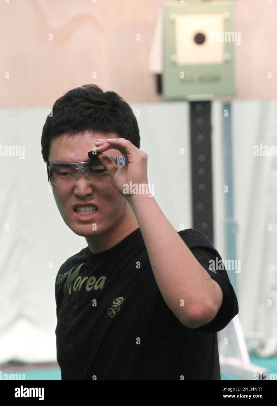 Lee Daemyung of South Korea celebrates after winning the gold medal in ...