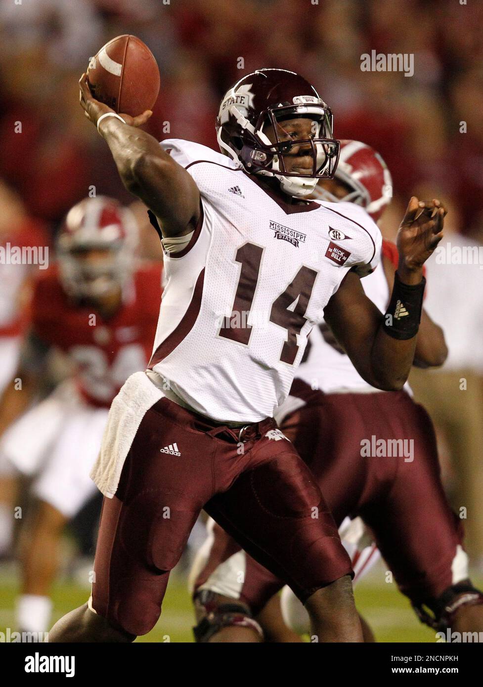 Mississippi State quarterback Chris Relf (14) throws to a receiver ...