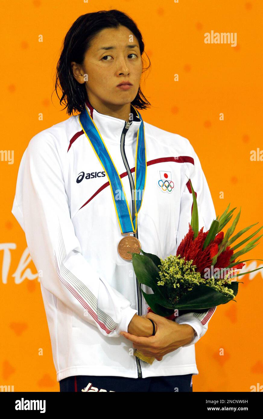 Japan's Hanae Ito poses with her bronze medal of the women's 200m ...