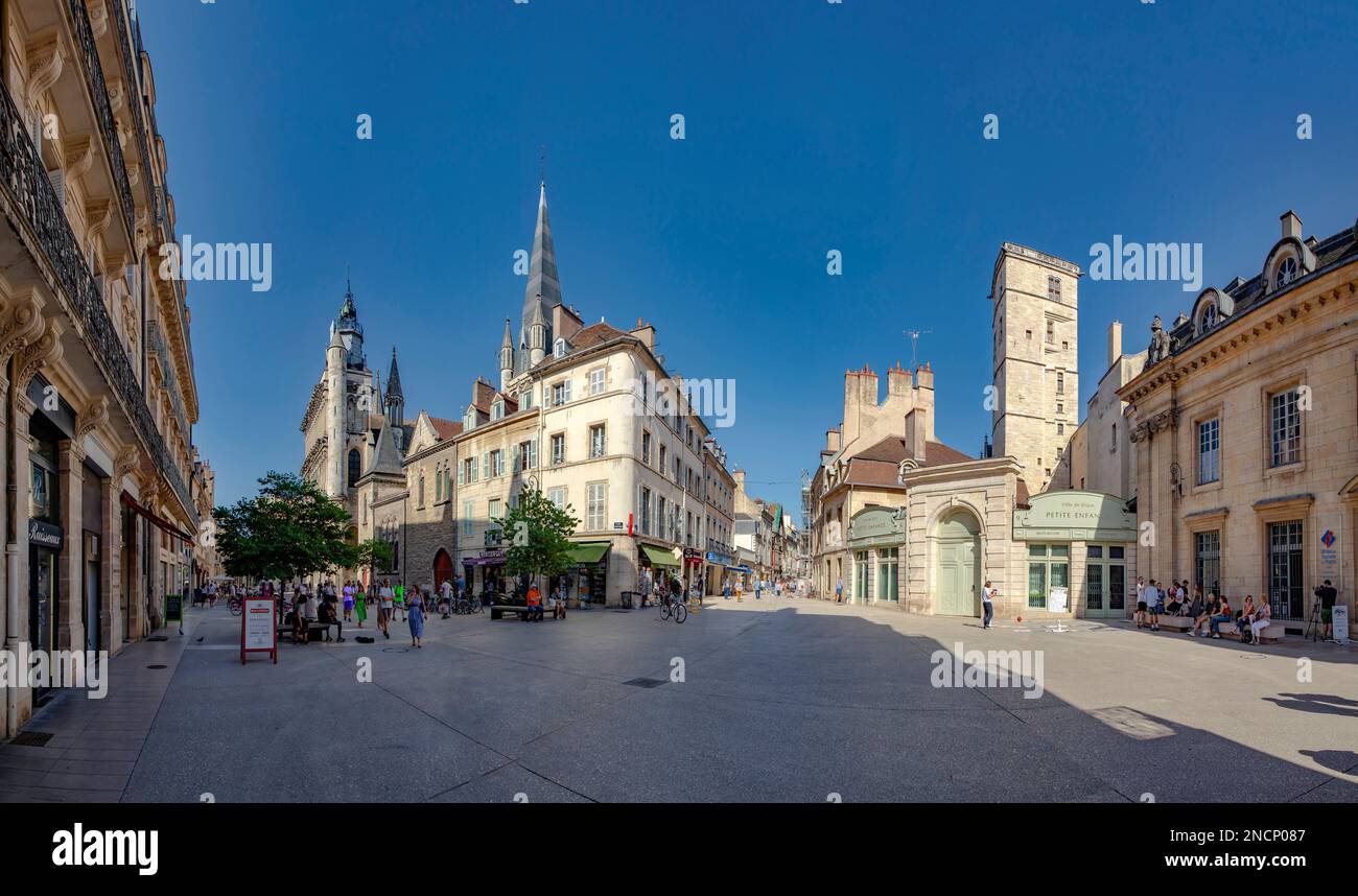 Eglise Notre-Dame de Dijon, Tour Phillippe le Bon, Rue des Forges Stock ...