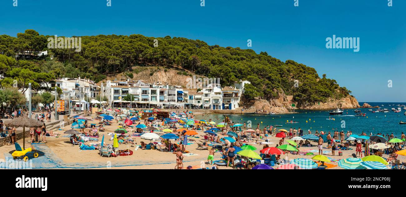 Packed beach hi-res stock photography and images - Alamy