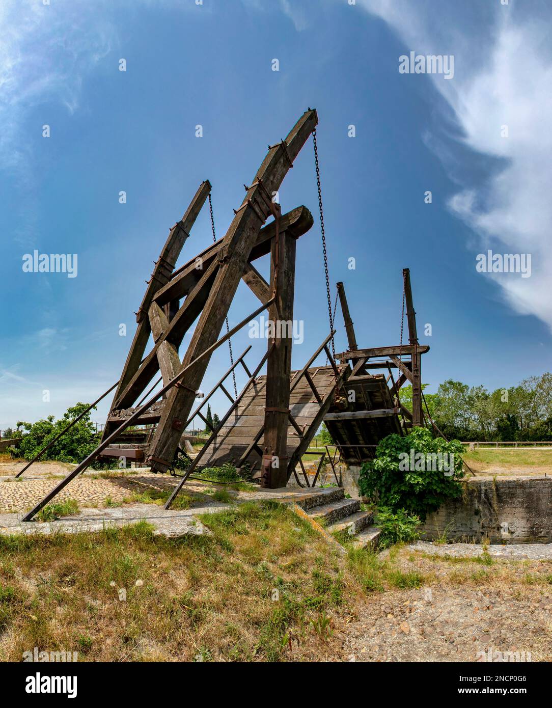 Pont Van Gogh de Langlois, wooden double drawbridge Stock Photo - Alamy