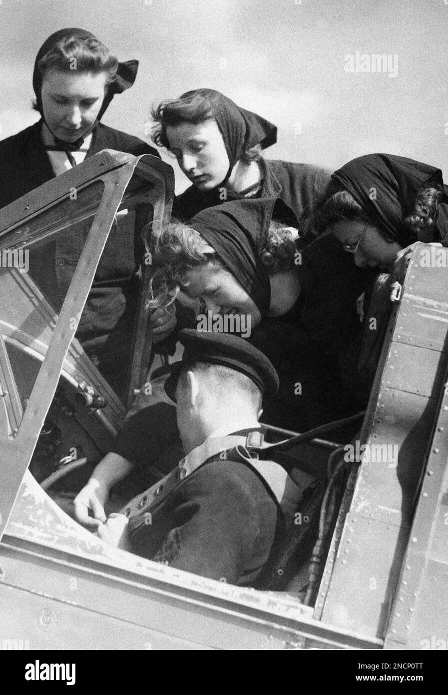 A P/O instructor demonstrates to Wren trainees the operation of the ...
