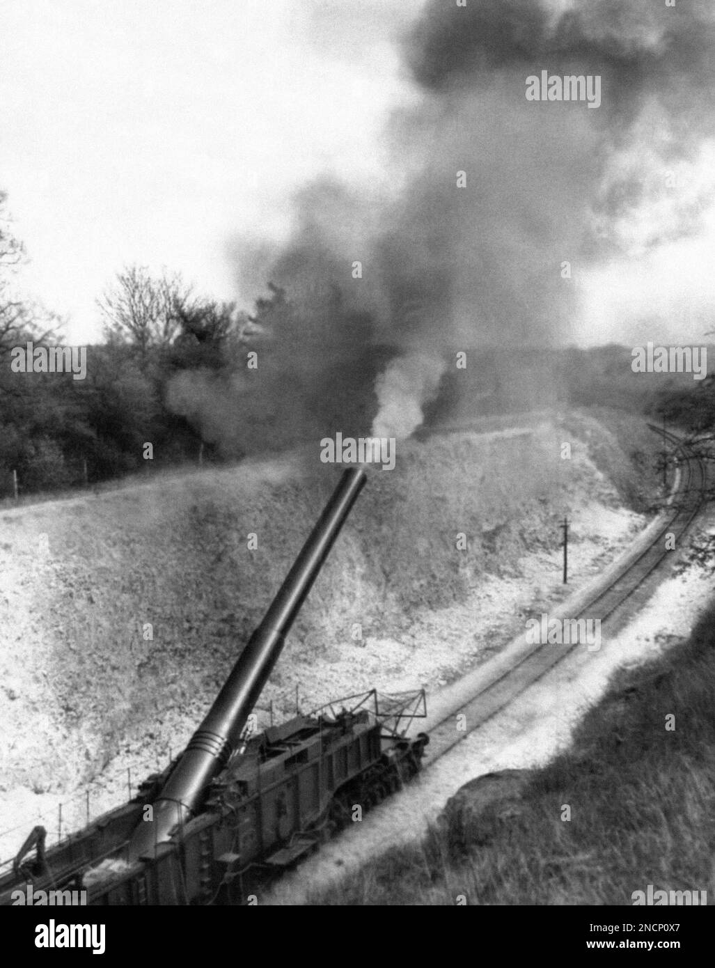 A large-caliber British railway gun rests on a flat car and carries the ...