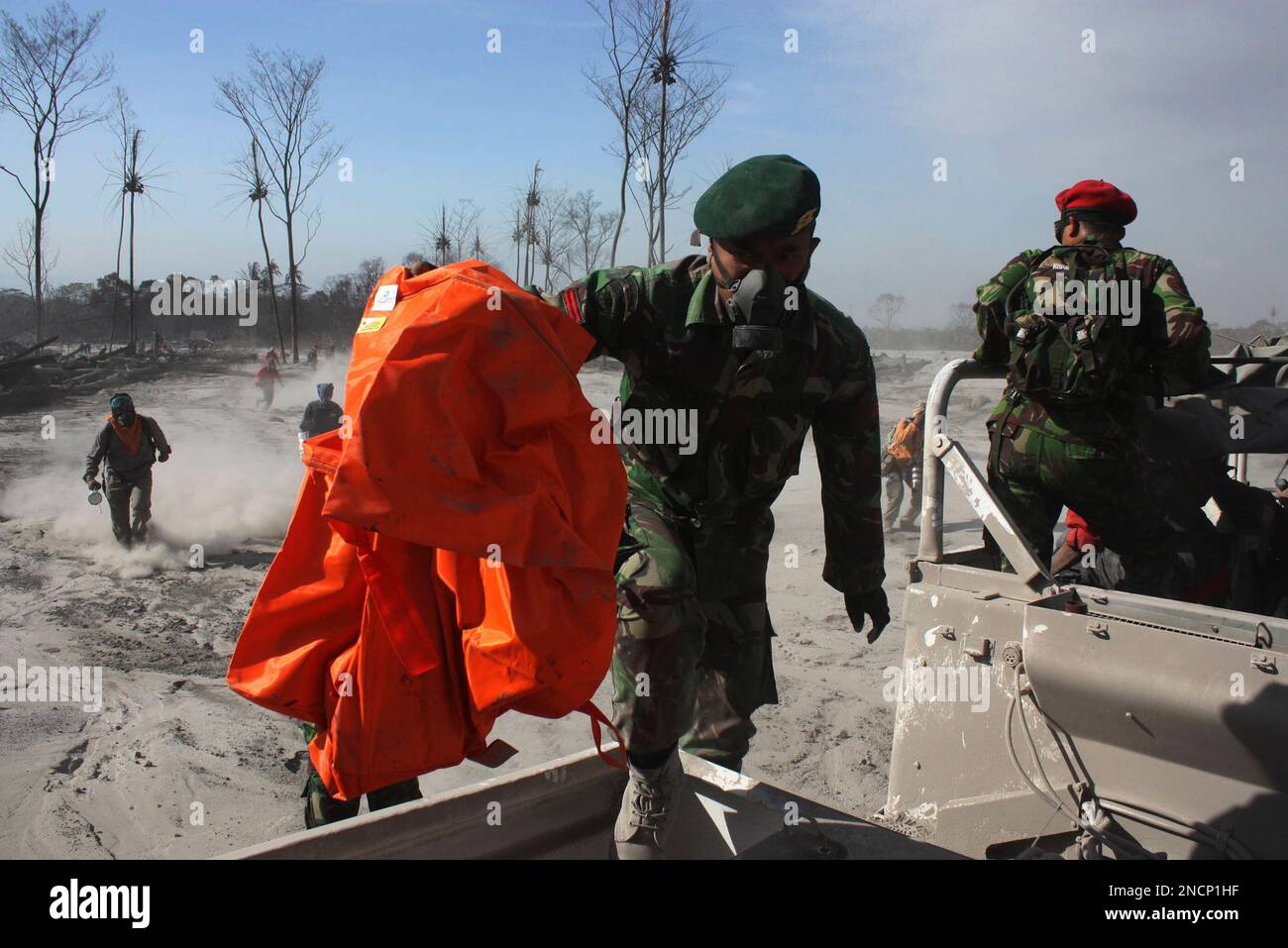 Indonesian army soldiers search for victims of the eruption of Mount ...