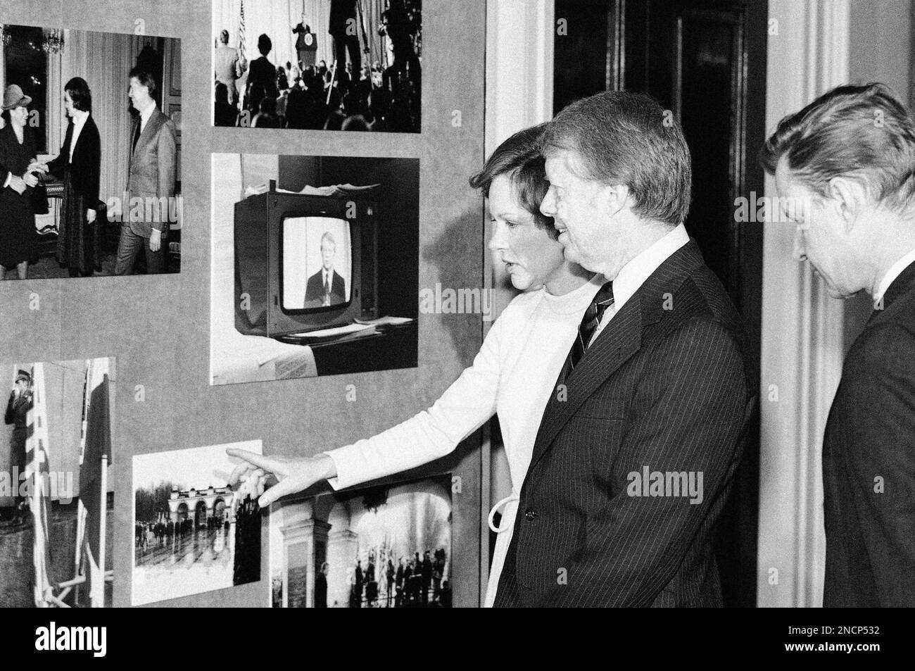 President Jimmy Carter and Mrs. Rosalynn Carter view photographs at the ...