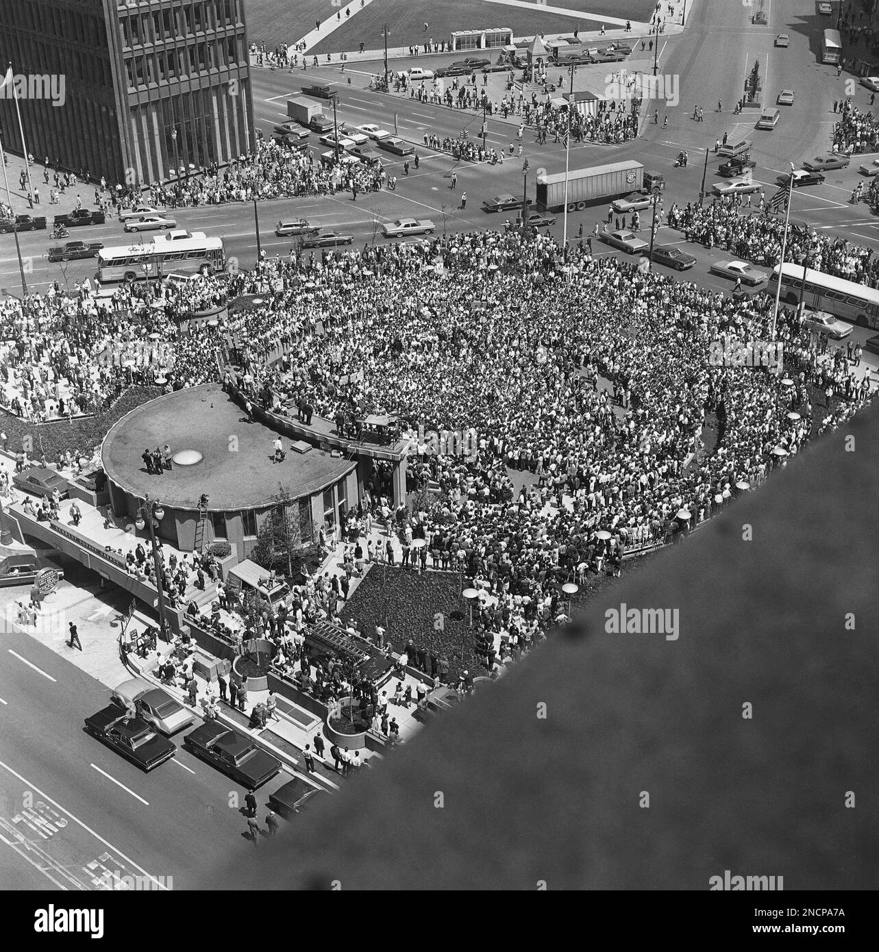 Birdseye view of the crowd, estimated at around 10,000, in Kennedy ...