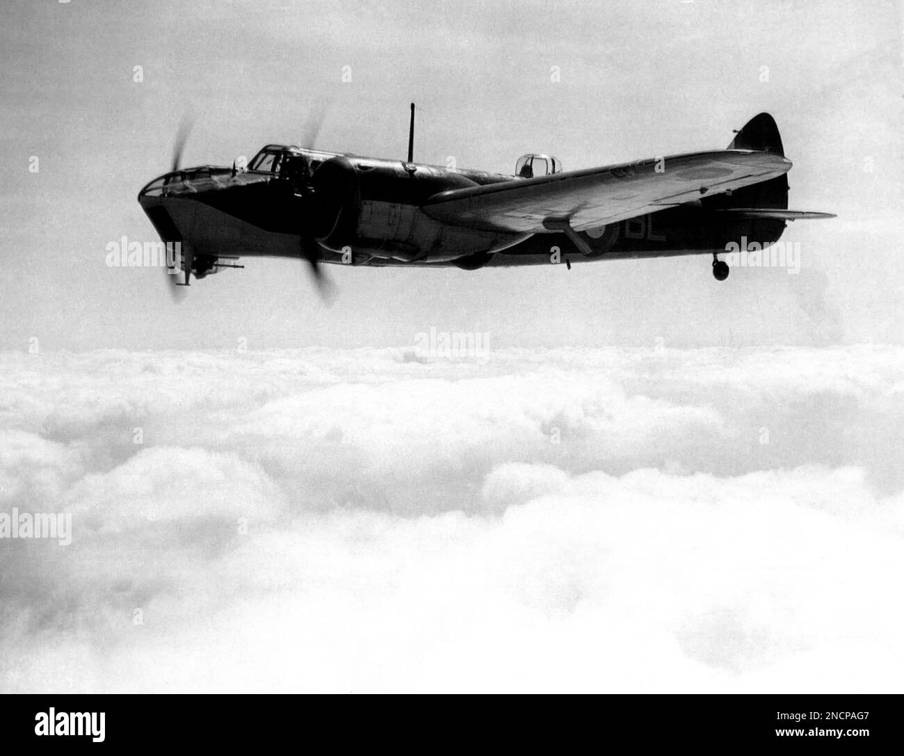 The newest Royal Air Force weapon, a backward-firing Vickers machine ...