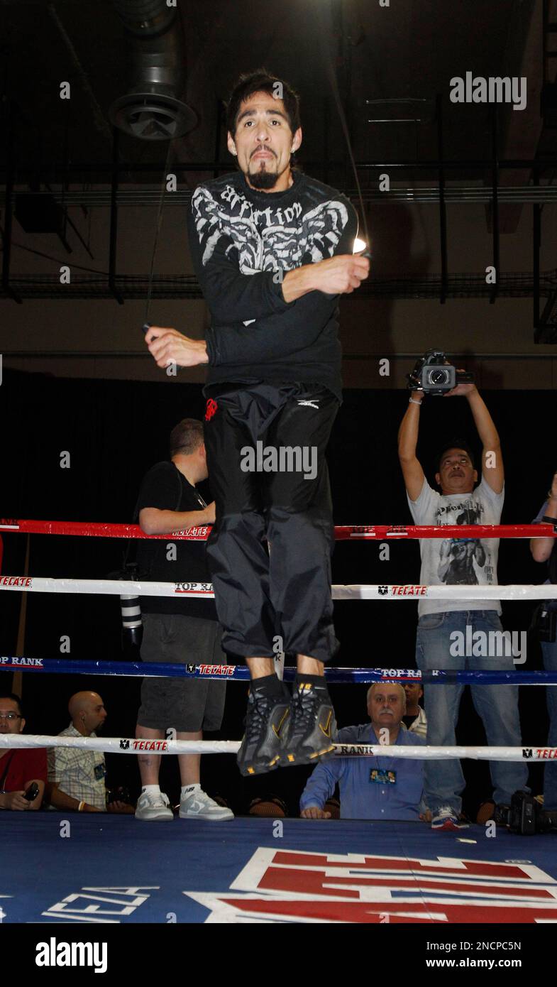 Boxer Antonio Margarito of Mexico jumps rope during a workout in ...