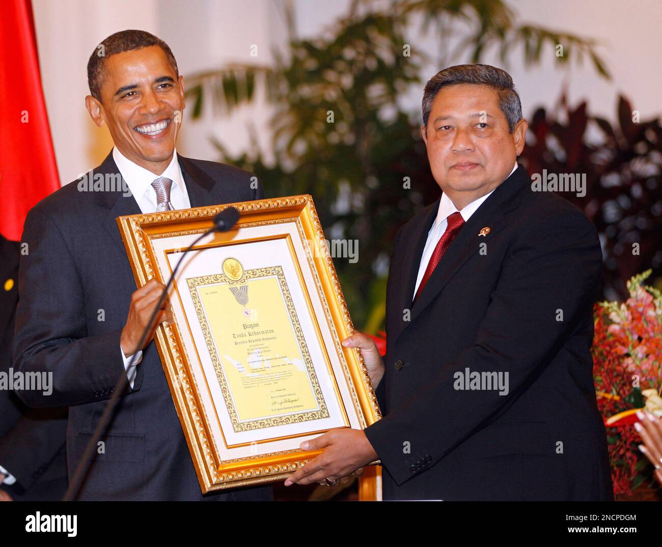President Barack Obama accepts an award on behalf of his late mother ...