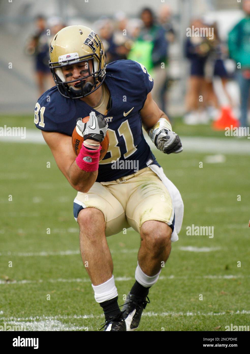 Pittsburgh cornerback Dom DeCicco (31)plays the NCAA football game ...