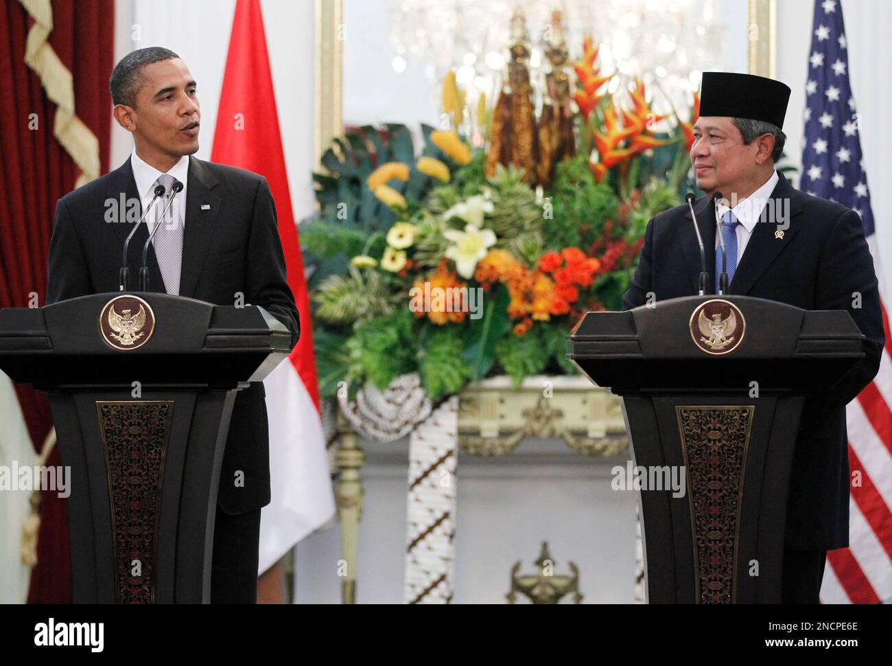 U.S. President Barack Obama, left, and Indonesian President Susilo ...