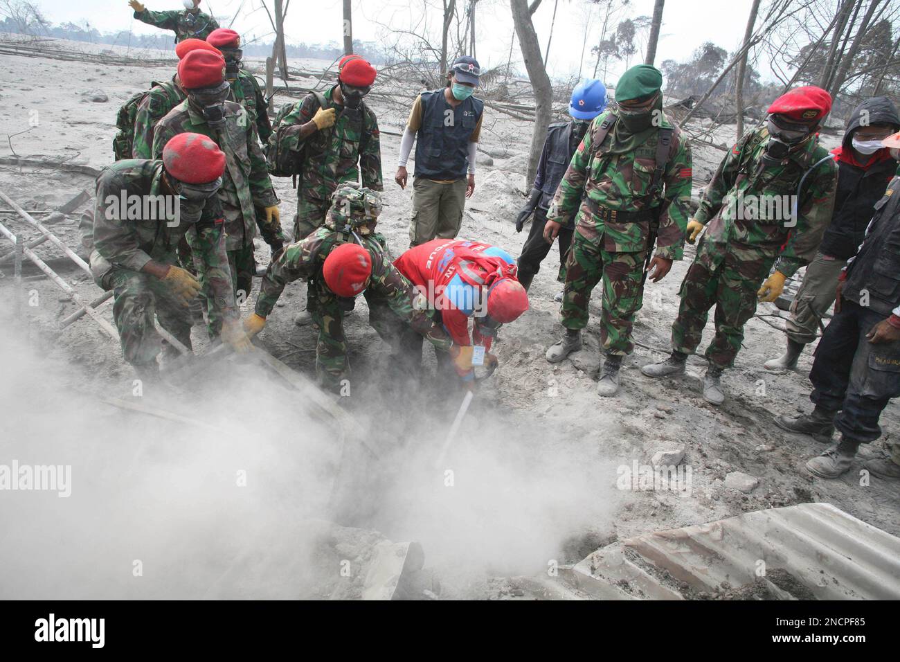 Rescuers search for victims of the eruption of Mount Merapi in ...