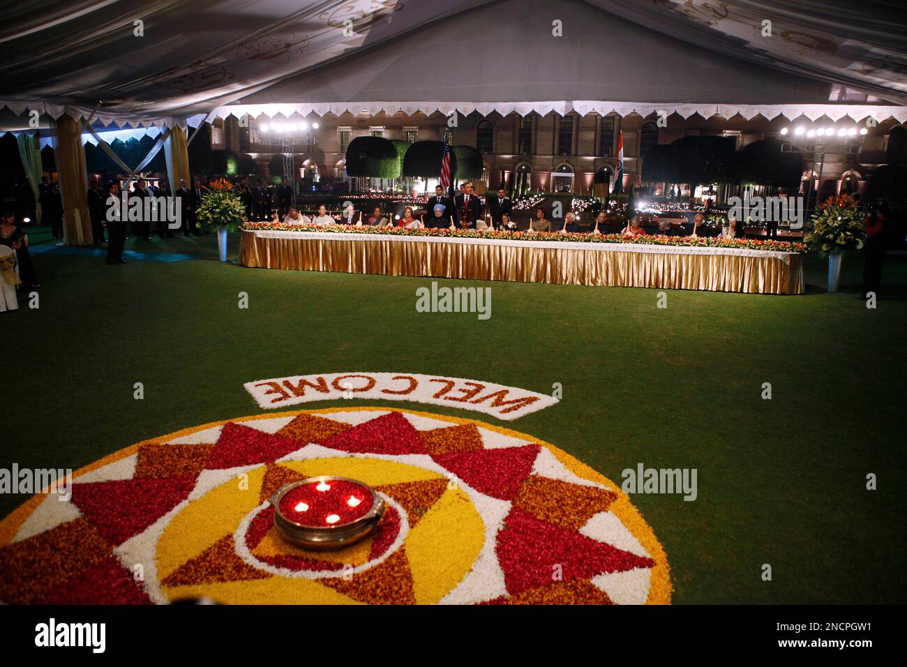 President Barack Obama offers a toast as he stands at the head table ...