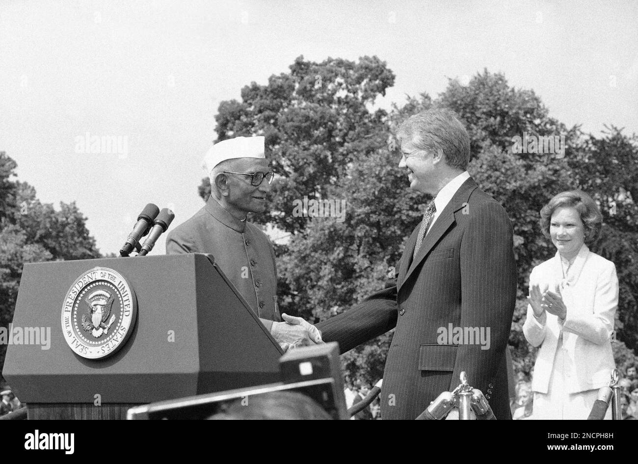 President Jimmy Carter shakes hands with Indian Prime Minister Morarji ...