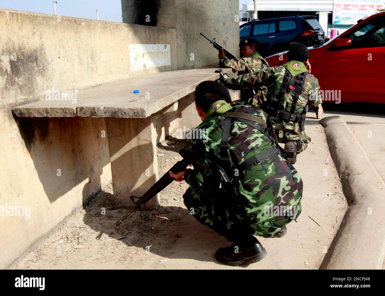 Thai soldiers move to reinforce the border after fighting broke out ...