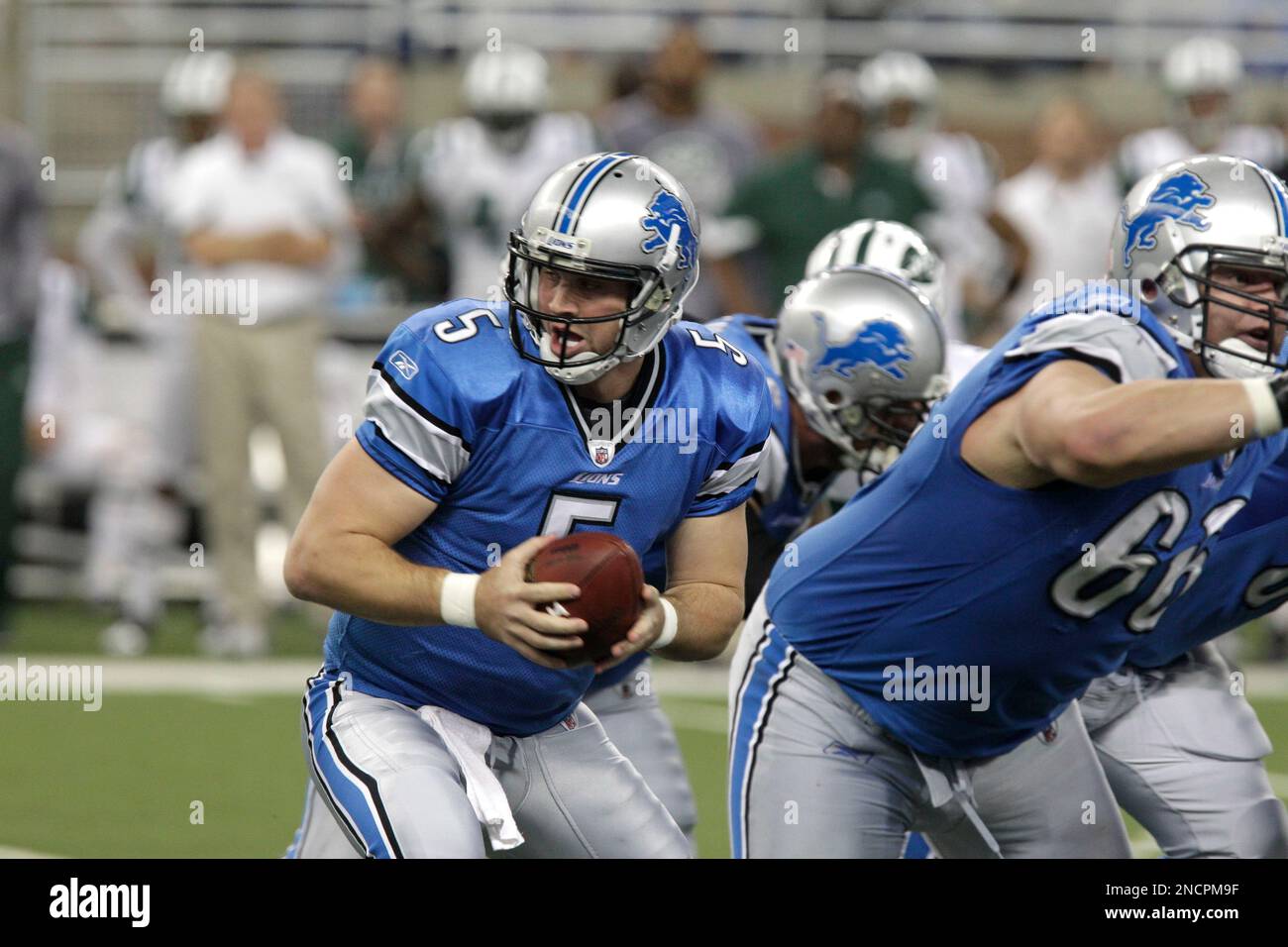 Detroit Lions quarterback Drew Stanton (5) looks back during the fourth ...