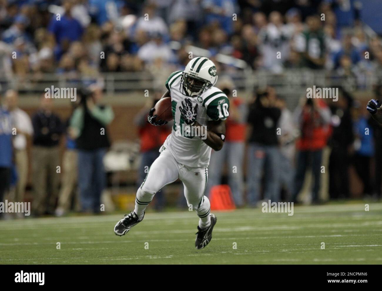 New York Jets wide receiver Santonio Holmes (10) makes a 52-yard ...