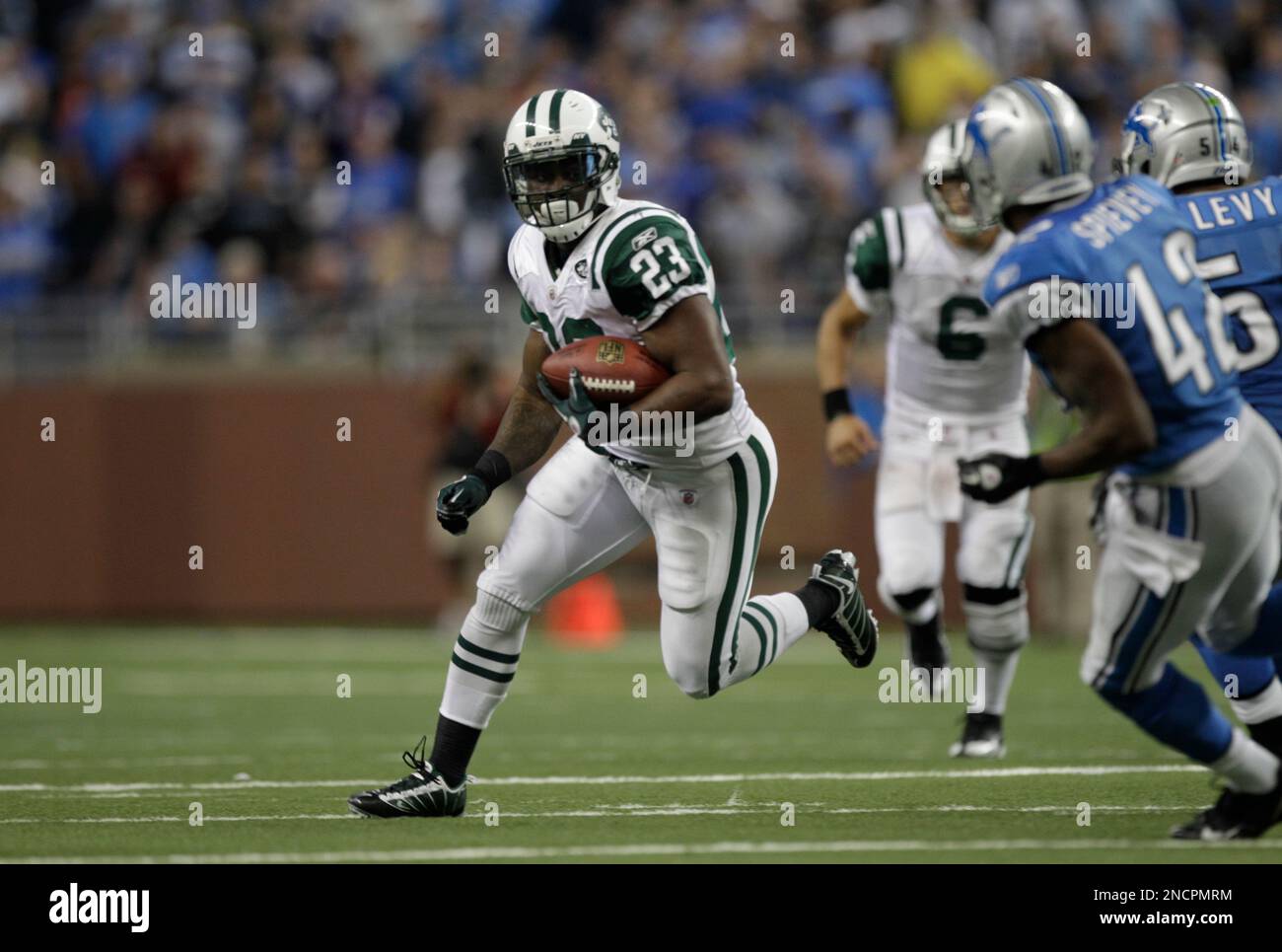 New York Jets running back Shonn Greene (23) runs against the Detroit ...