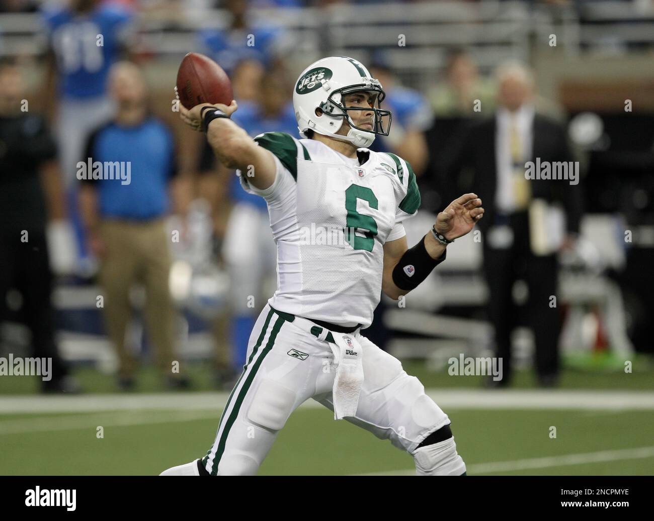New York Jets quarterback Mark Sanchez (6) throws against the Detroit ...