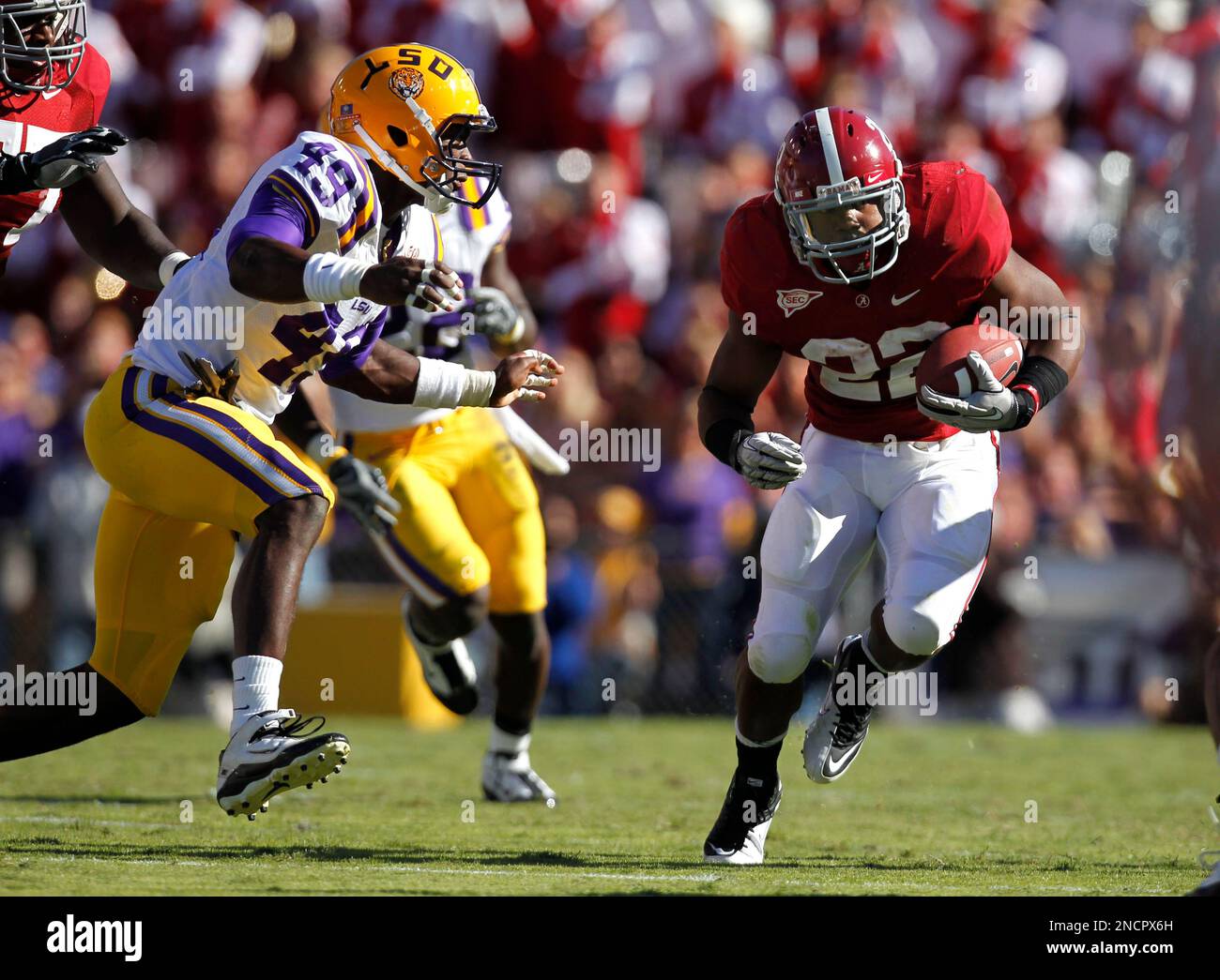 Alabama running back Mark Ingram (22) rushes as LSU defensive end ...