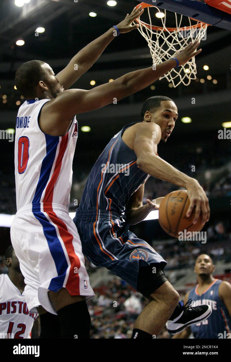 Charlotte Bobcats' Shaun Livingston, right, passes the ball against ...
