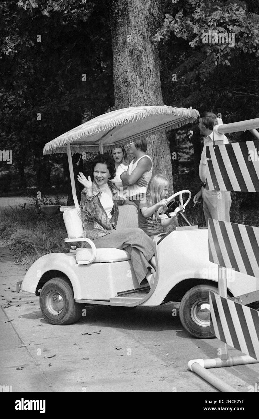 Wife of Democratic nominee Jimmy Carter, Rosalynn, waves as her ...