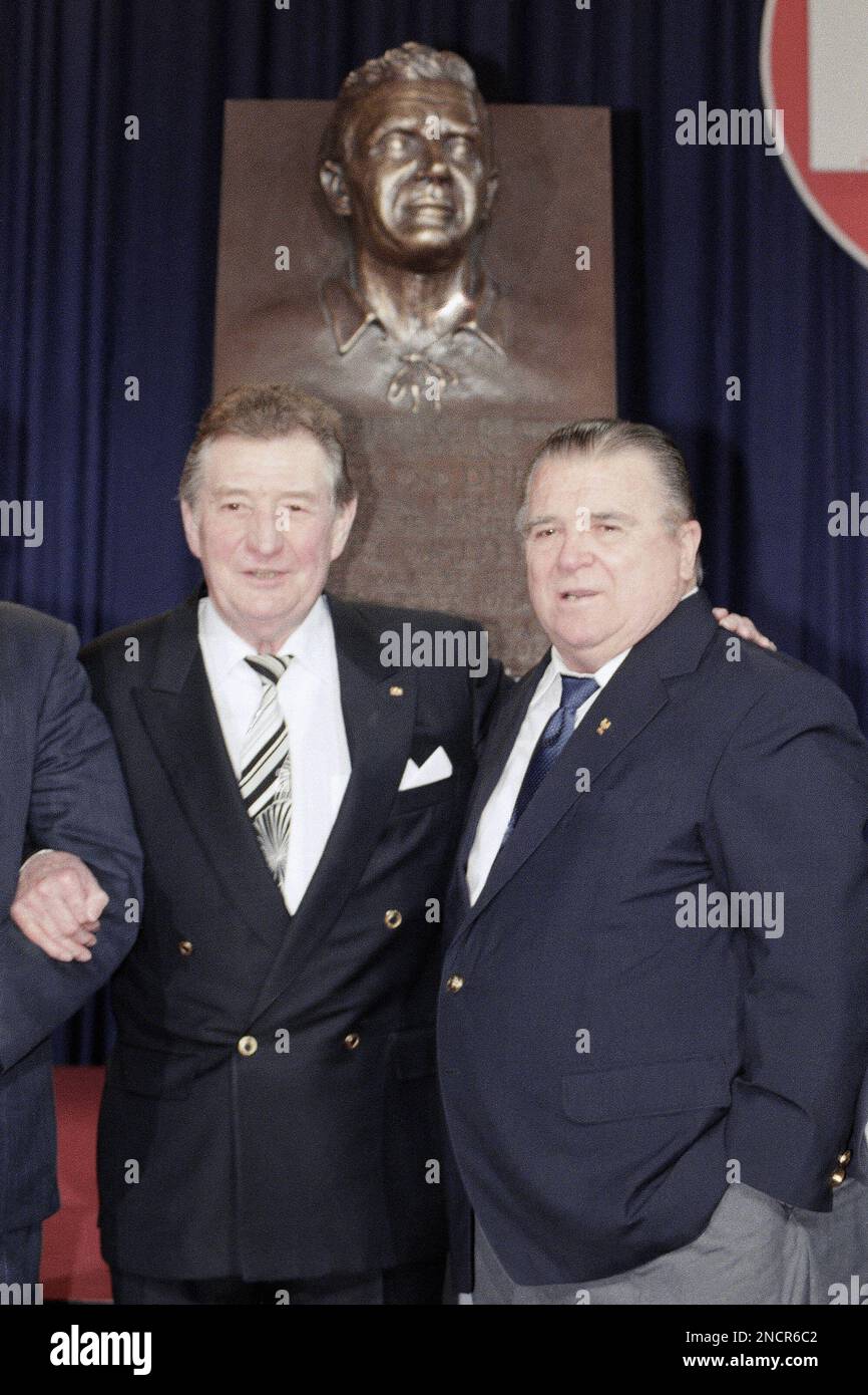 Former captain of the German national soccer team, Fritz Walter, left ...