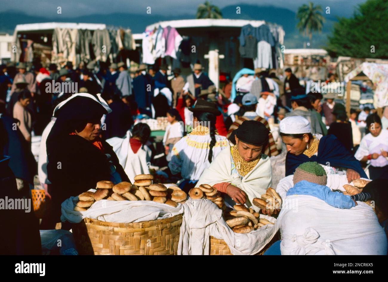 Otovalo market hi-res stock photography and images - Alamy