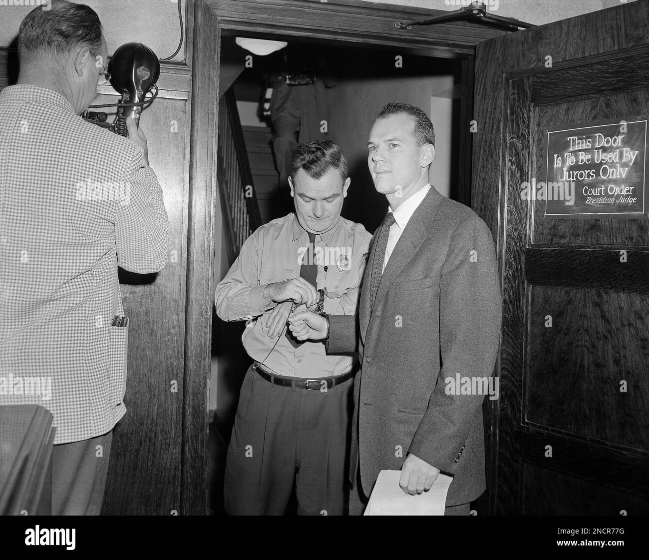 Deputy Sheriff James Kilroy unlocks the handcuffs linking him to Dr ...
