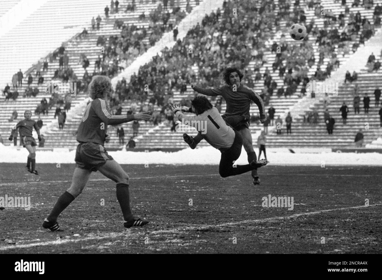 Gerd muller bayern munich hi-res stock photography and images - Alamy