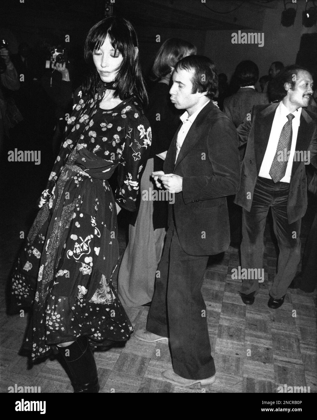 Singer Paul Simon dances with his girlfriend, actress Shelley Duvall ...