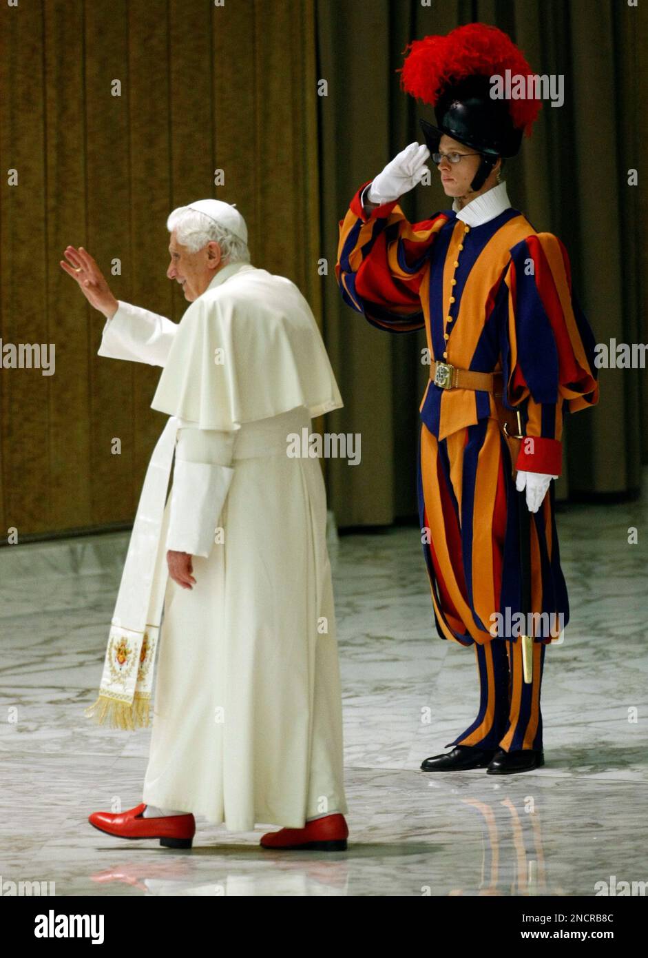 A Vatican Swiss guard salutes Pope Benedict XVI leaving the Paul VI ...